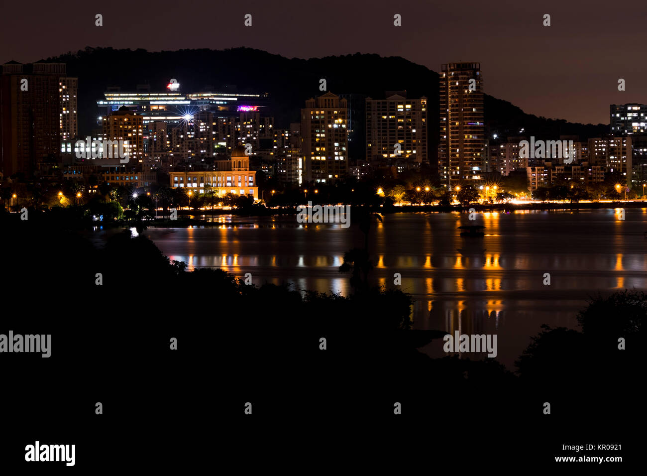 Mumbai skyline at night hi-res stock photography and images - Alamy