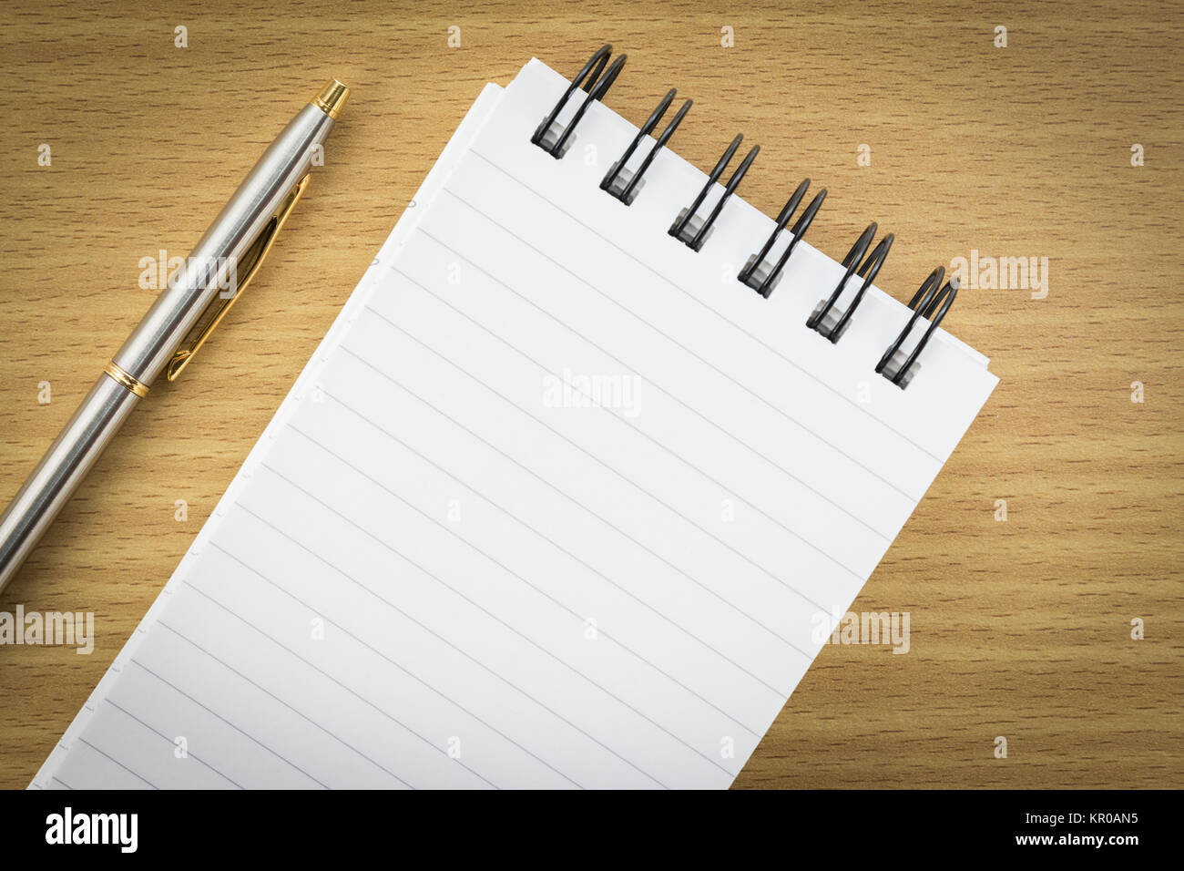 Pen and notepad with blank page Stock Photo - Alamy
