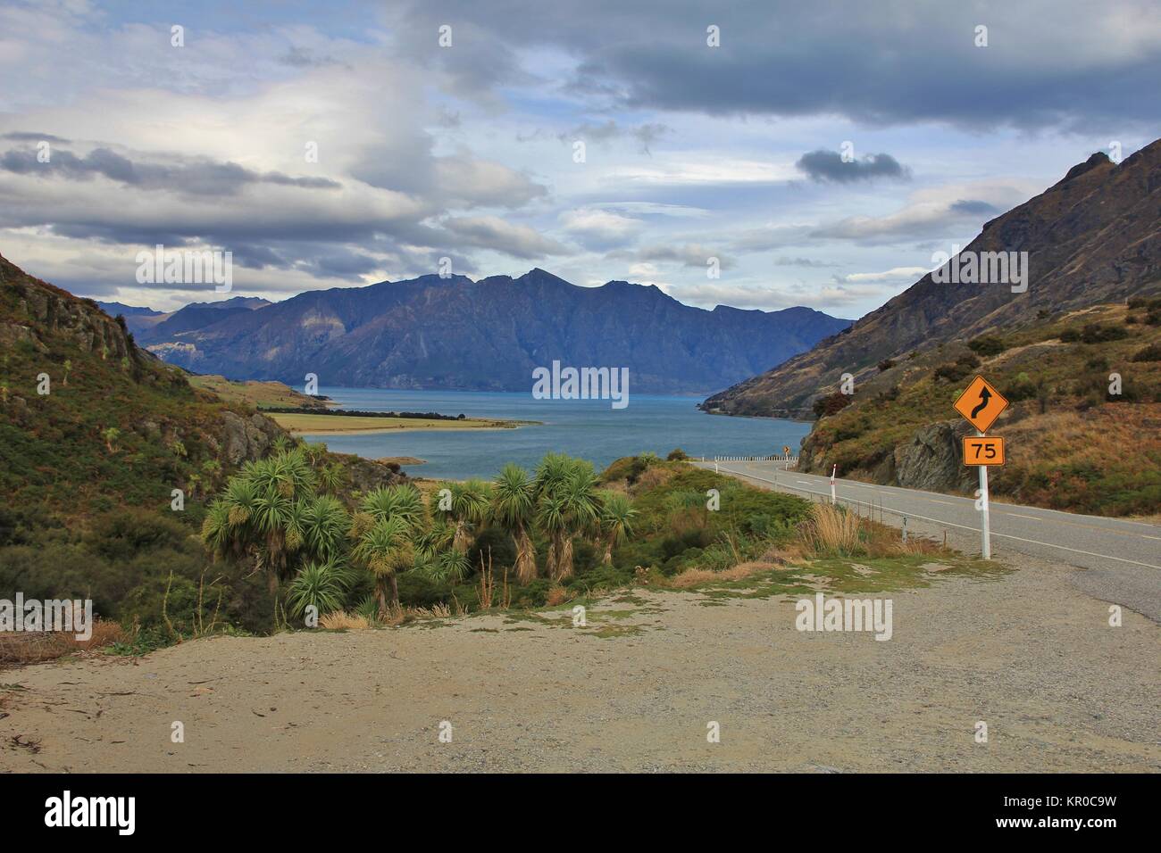 Lake Hawea and mountains Stock Photo - Alamy