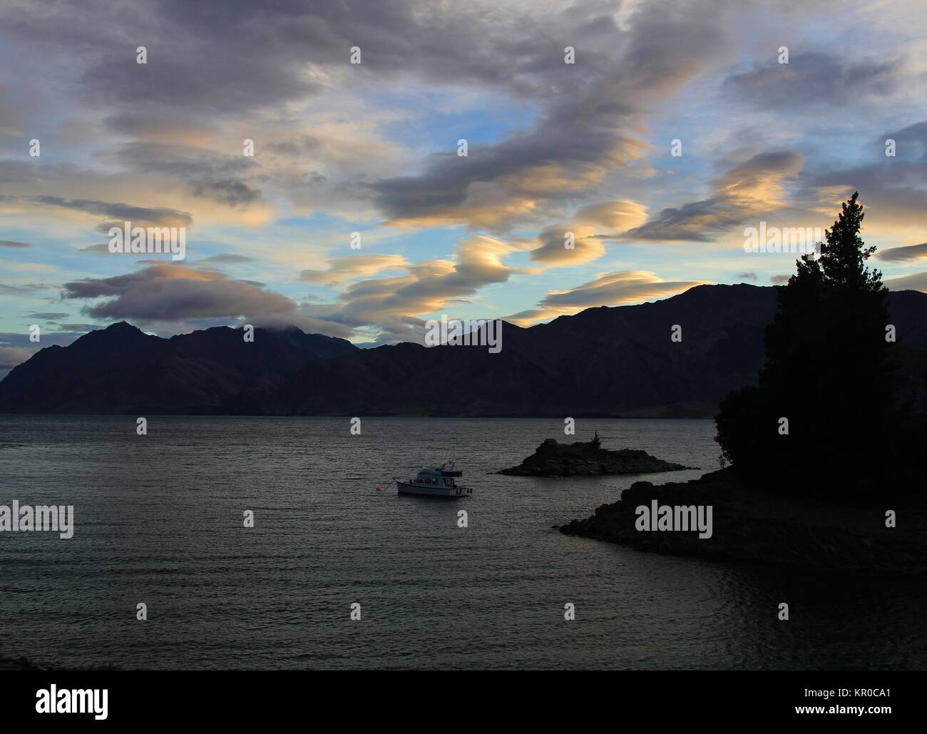 Sunrise at Lake Hawea Stock Photo - Alamy