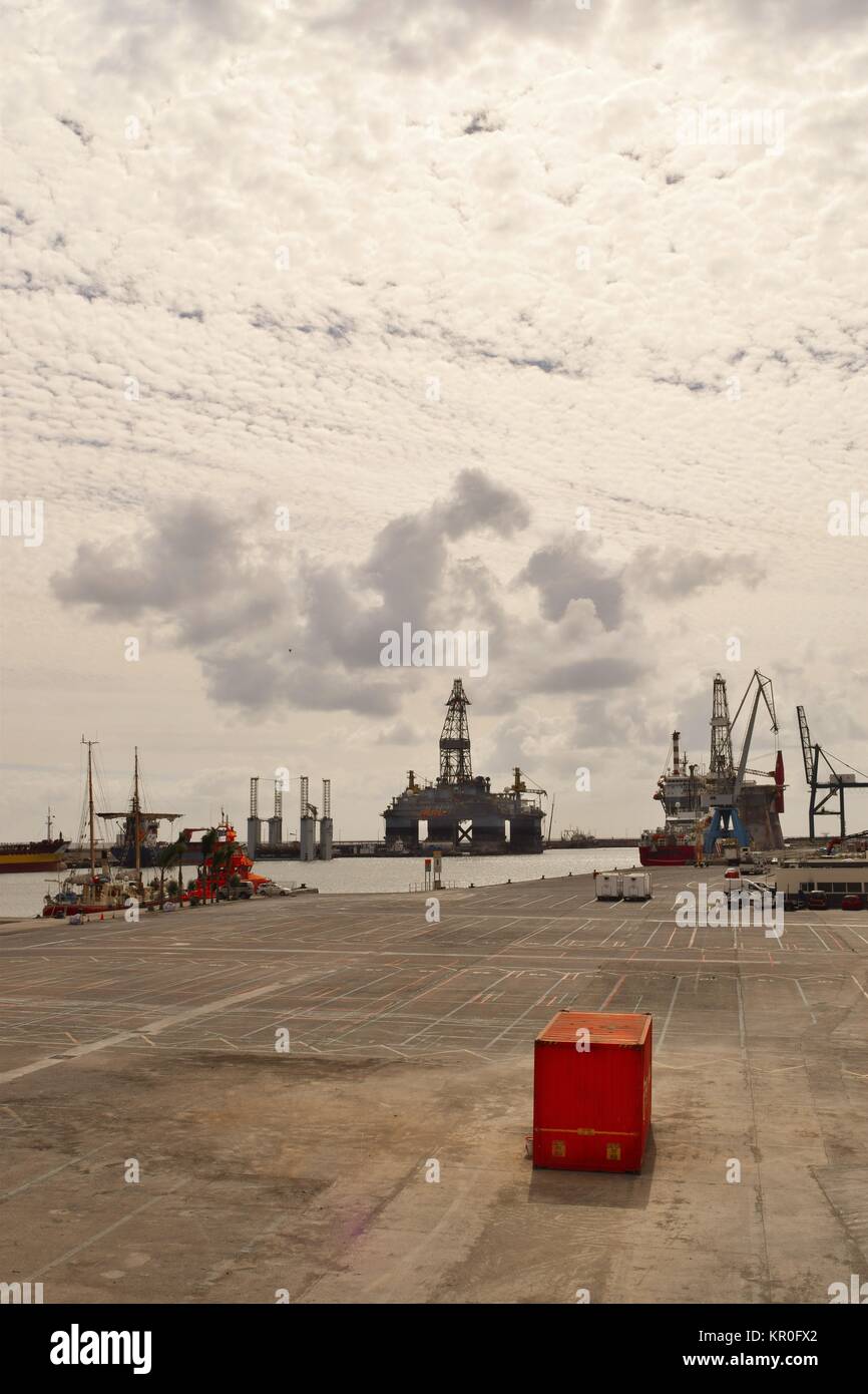 Red container ship hi-res stock photography and images - Alamy