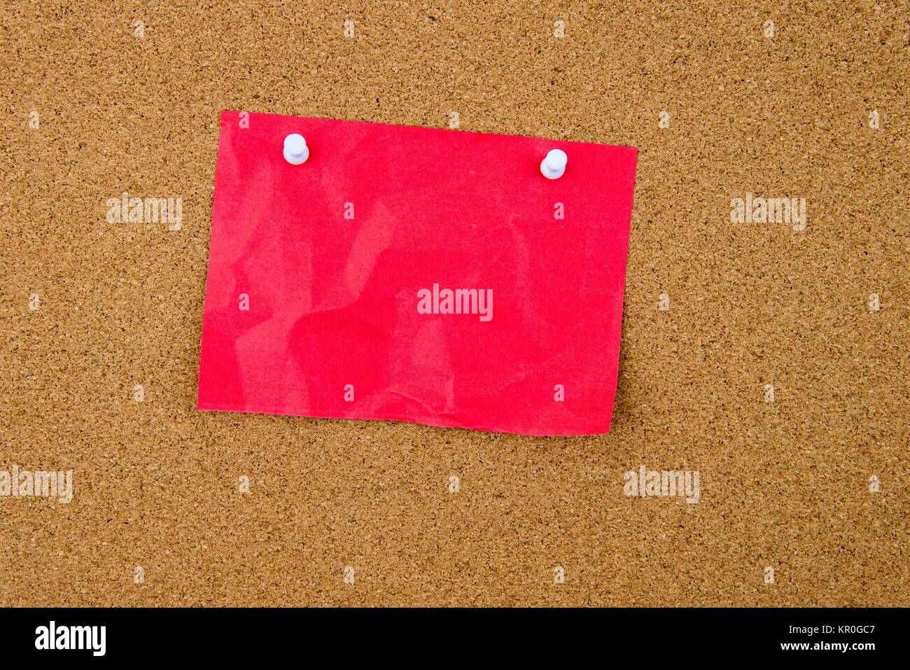 Blank red paper note pinned on cork board Stock Photo - Alamy