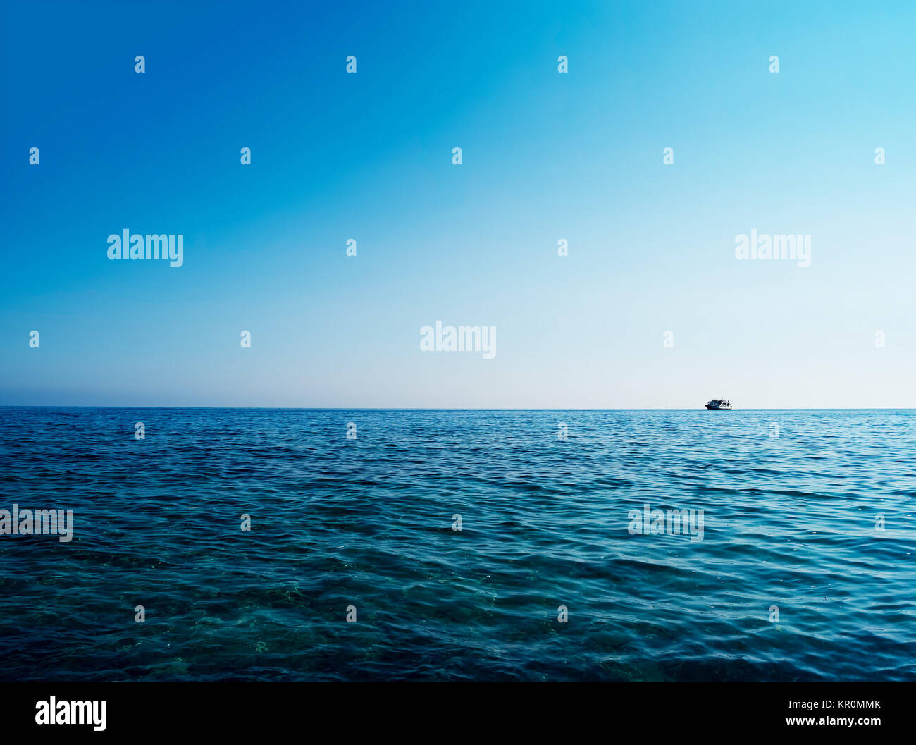 Horizontal blue ocean ship on horizon background Stock Photo - Alamy