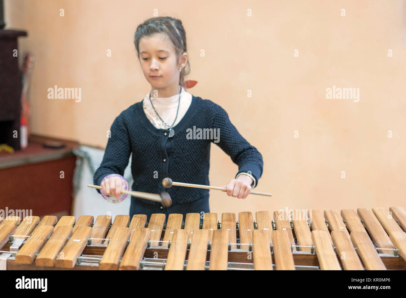 girl play xylophone set/musician Stock Photo - Alamy