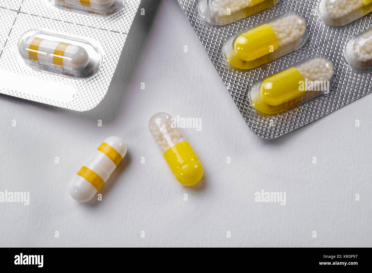 White and yellow capsules Stock Photo - Alamy