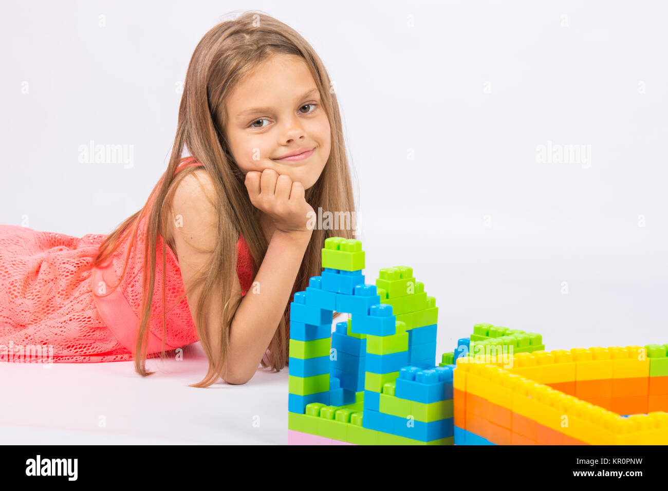 Seven-year girl builds a house from the block designer and thoughtful ...