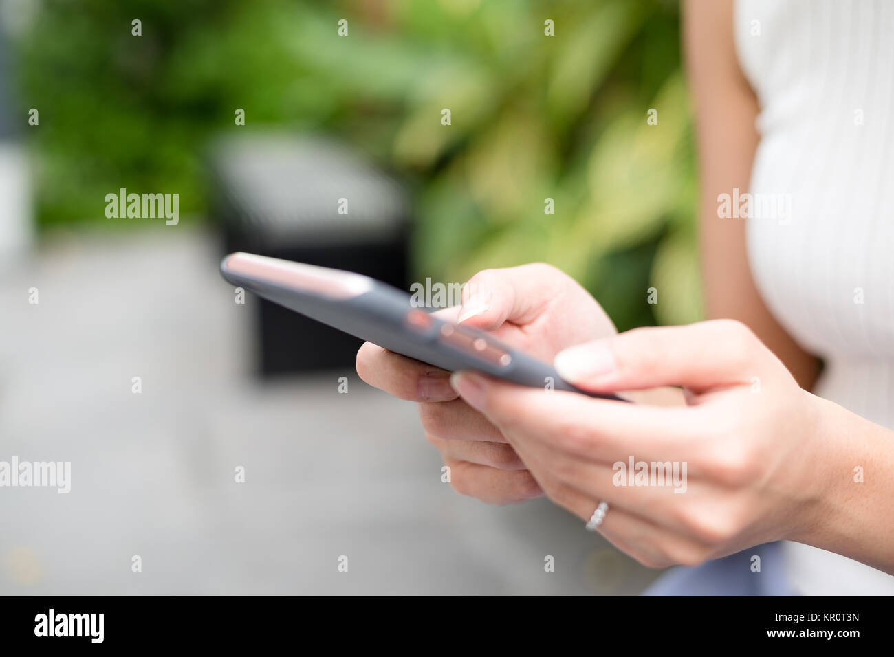 Hand hold with mobile phone Stock Photo - Alamy