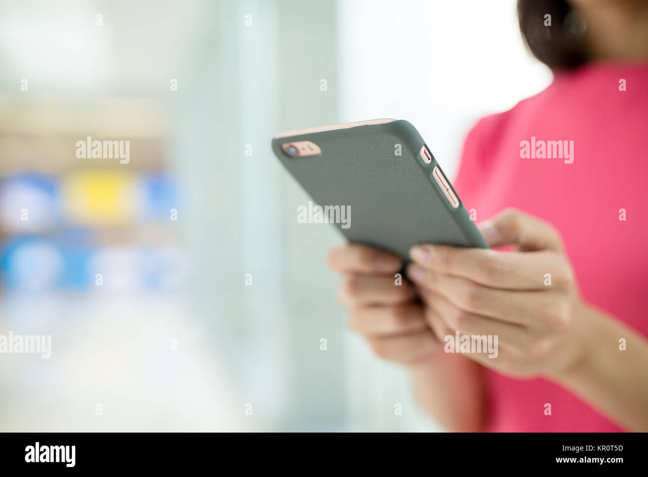 Woman hold with phone Stock Photo - Alamy
