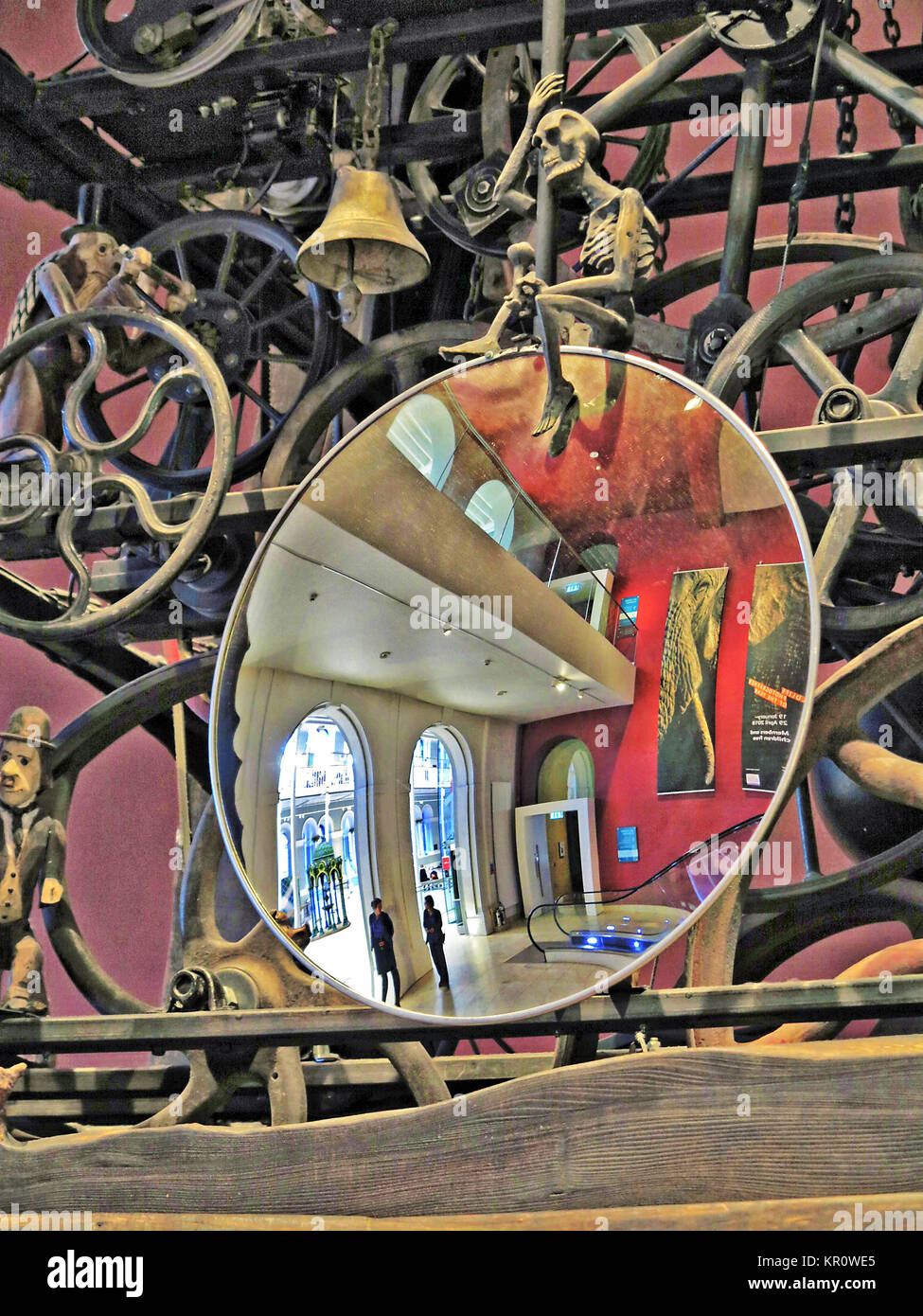 Edinburgh reflected hi-res stock photography and images - Alamy