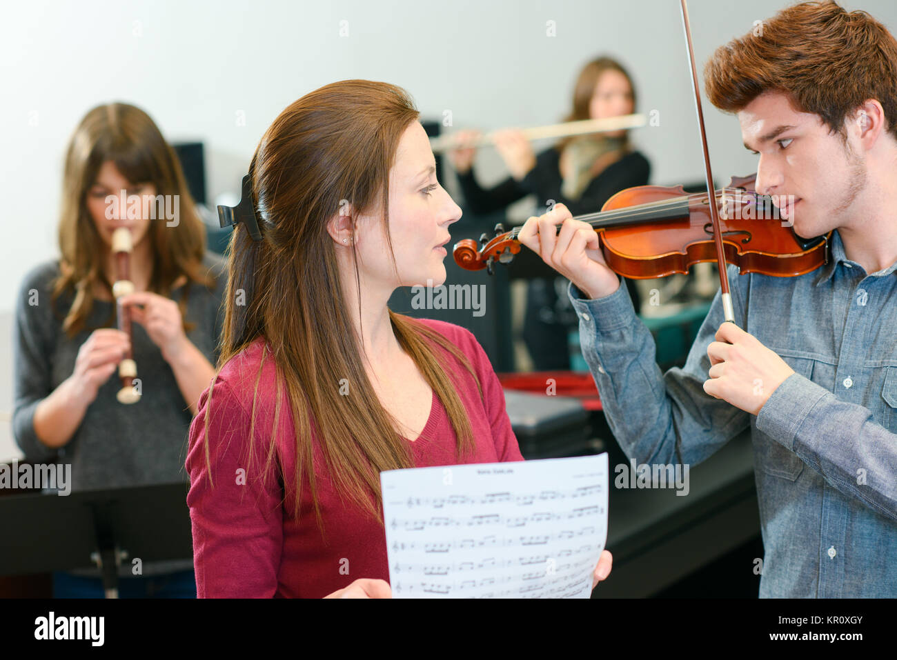 Learning to play the violin Stock Photo - Alamy