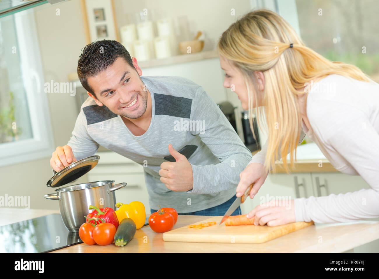 Married couple cooks together hi-res stock photography and images - Alamy