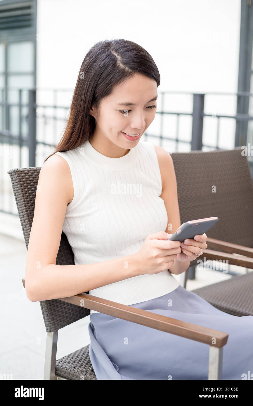 Woman surf the internet on mobile phone Stock Photo - Alamy