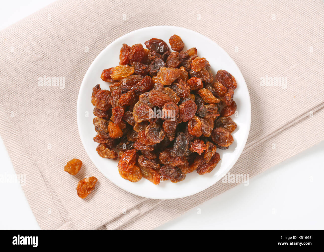plate of raisins Stock Photo - Alamy