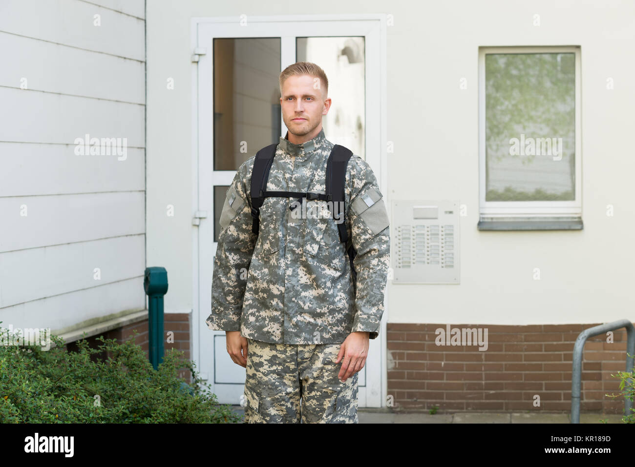 Confident soldiers hi-res stock photography and images - Alamy