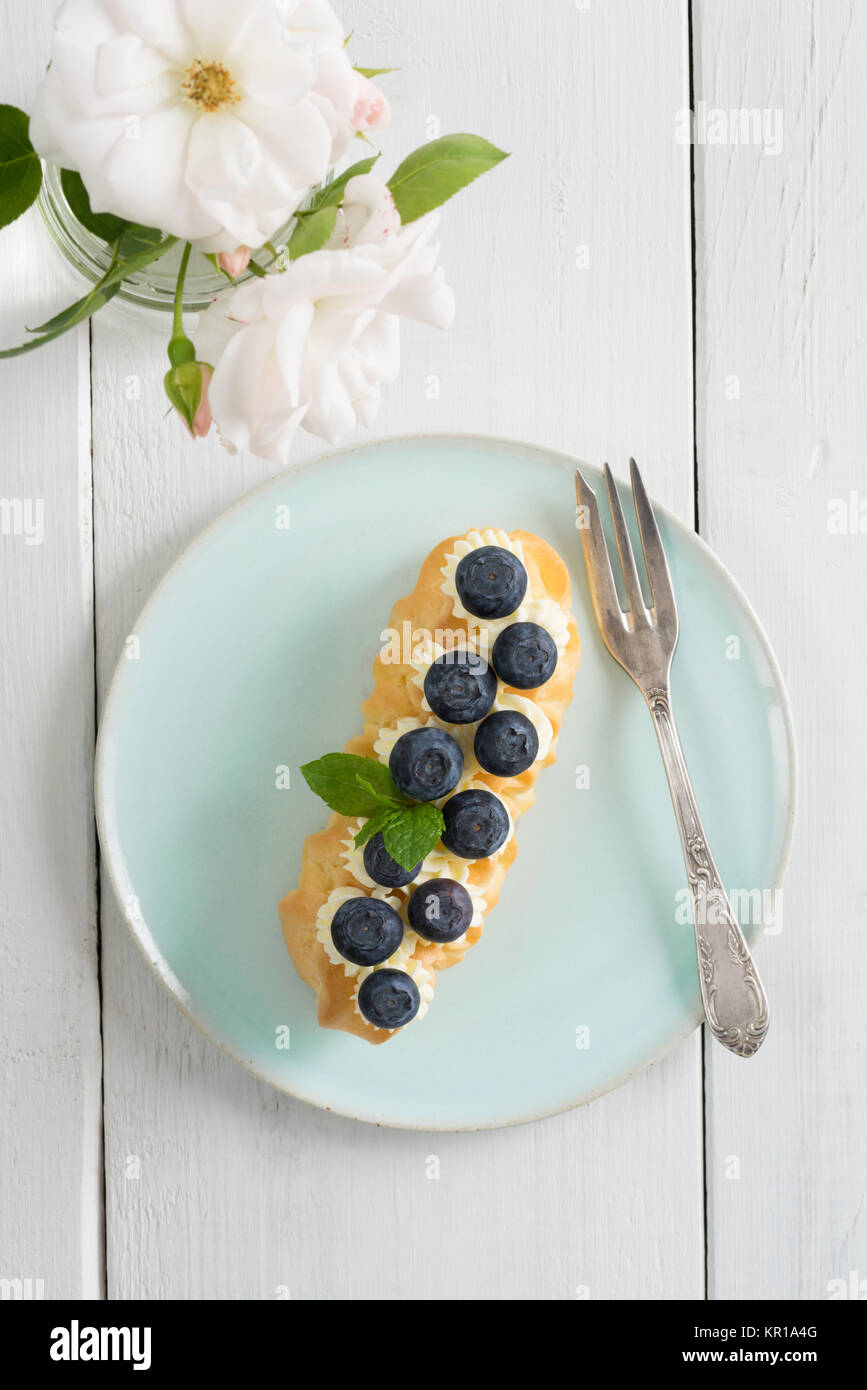 Buttercreme blueberry eclair Stock Photo - Alamy