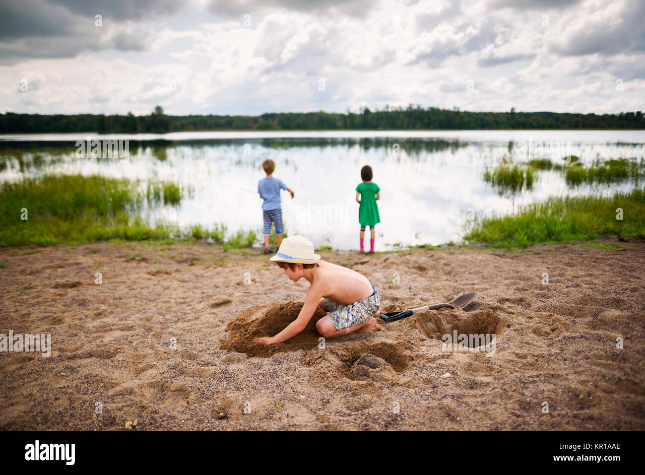 Child digging in the sand hi-res stock photography and images - Alamy