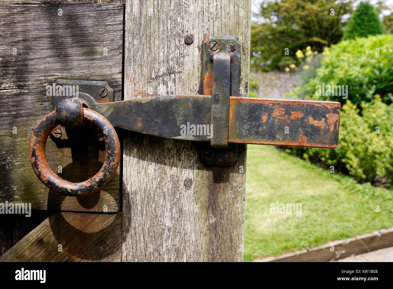 Lock garden gate latch hi-res stock photography and images - Alamy