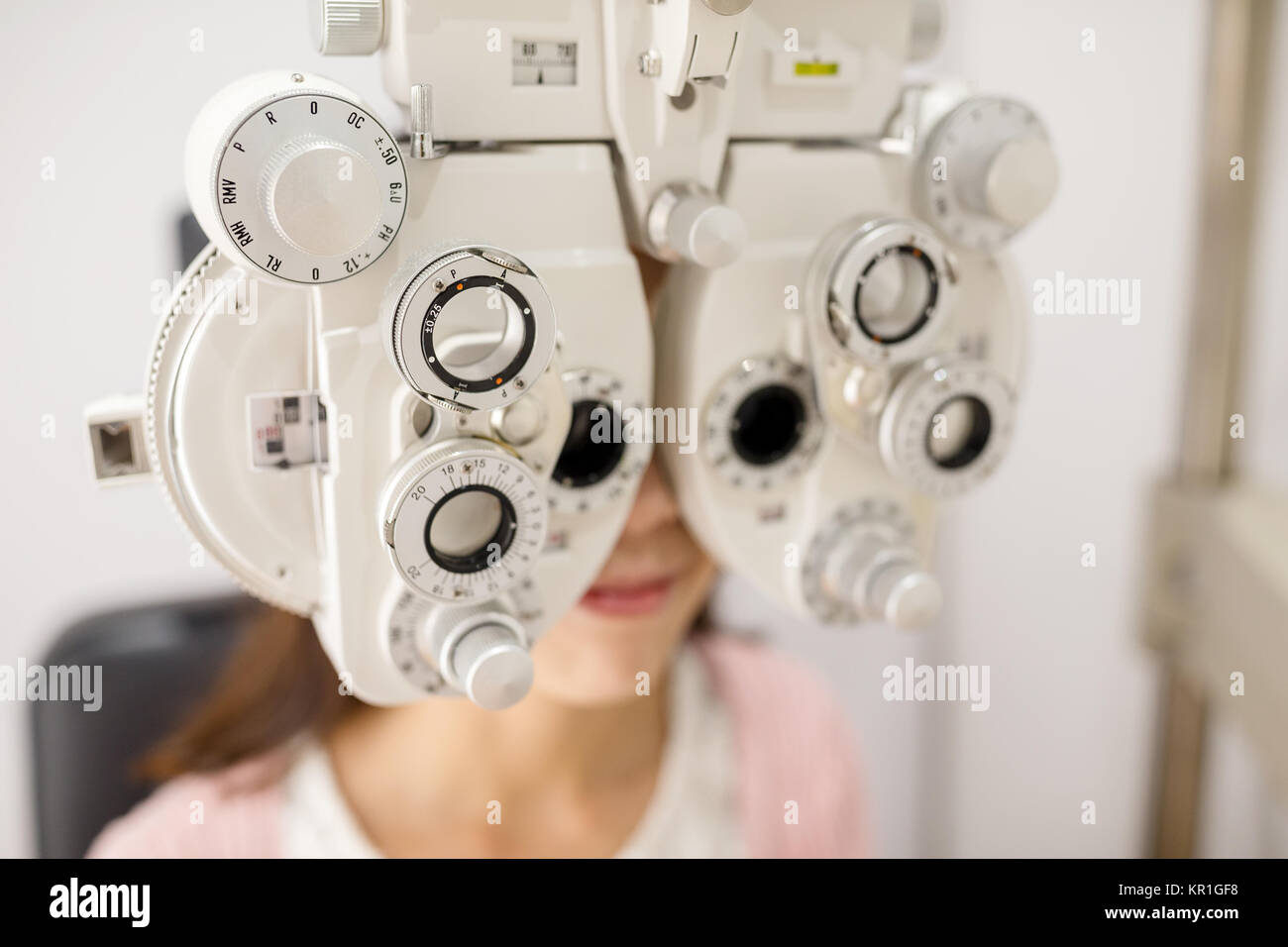 Woman doing eye test Stock Photo - Alamy