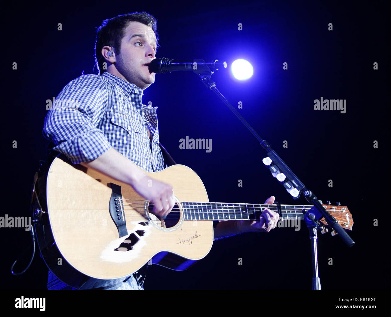 WEST PALM BEACH, FL - MARCH 08: Easton Corbin performs at Cruzan ...