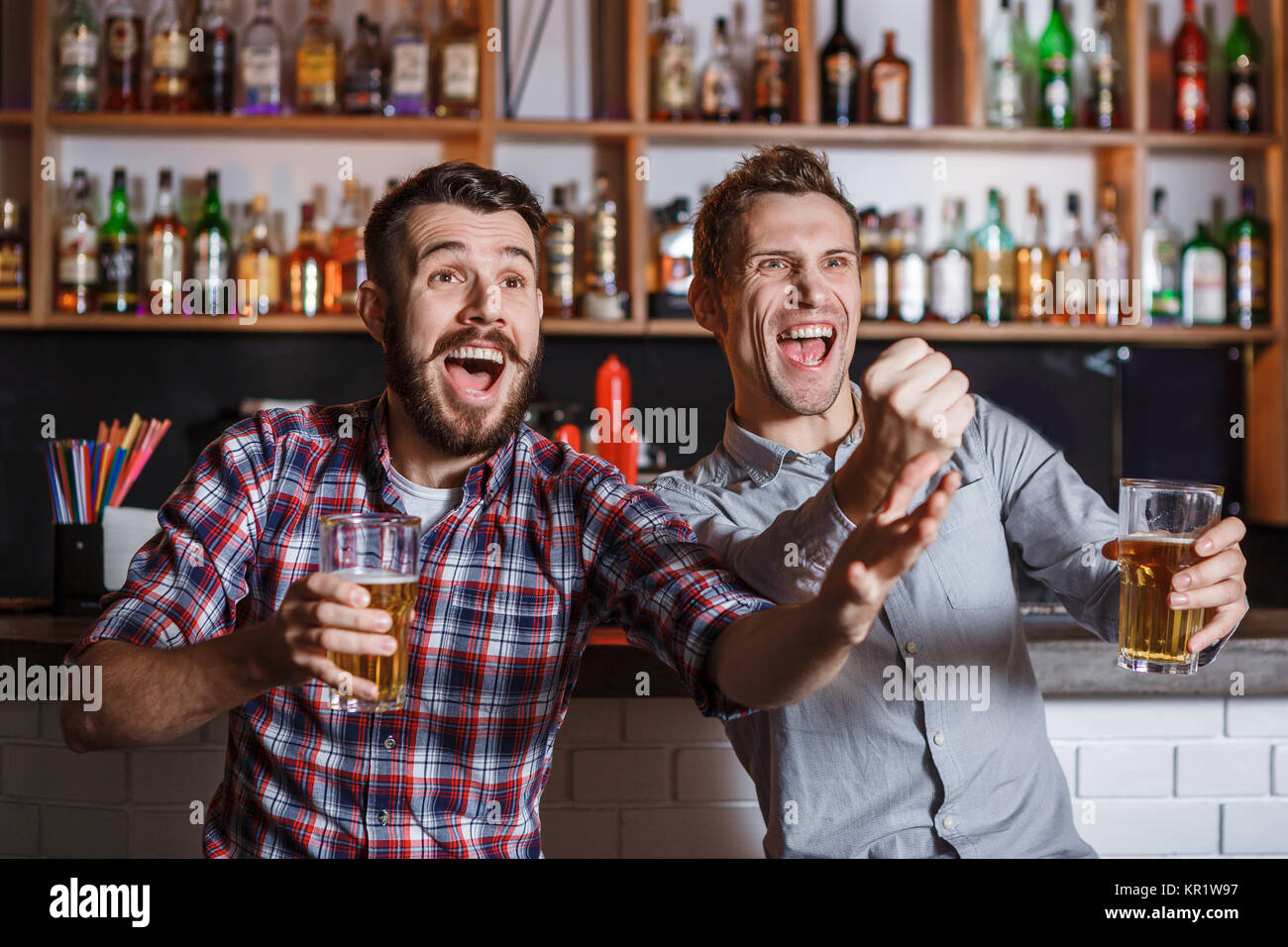 Male sports fan in a bar hi-res stock photography and images - Alamy