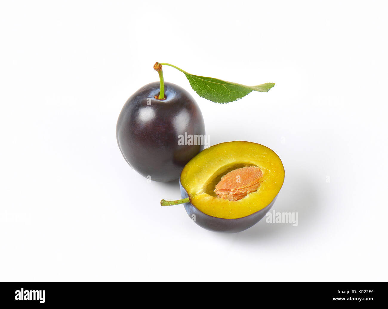 ripe blue plums Stock Photo - Alamy