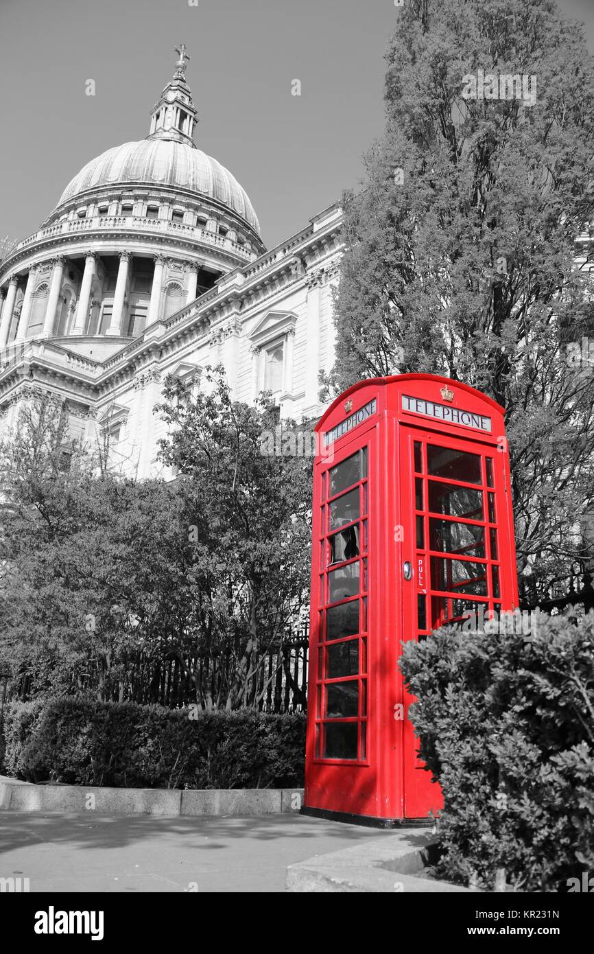 Queen red box buckingham palace hi-res stock photography and images - Alamy