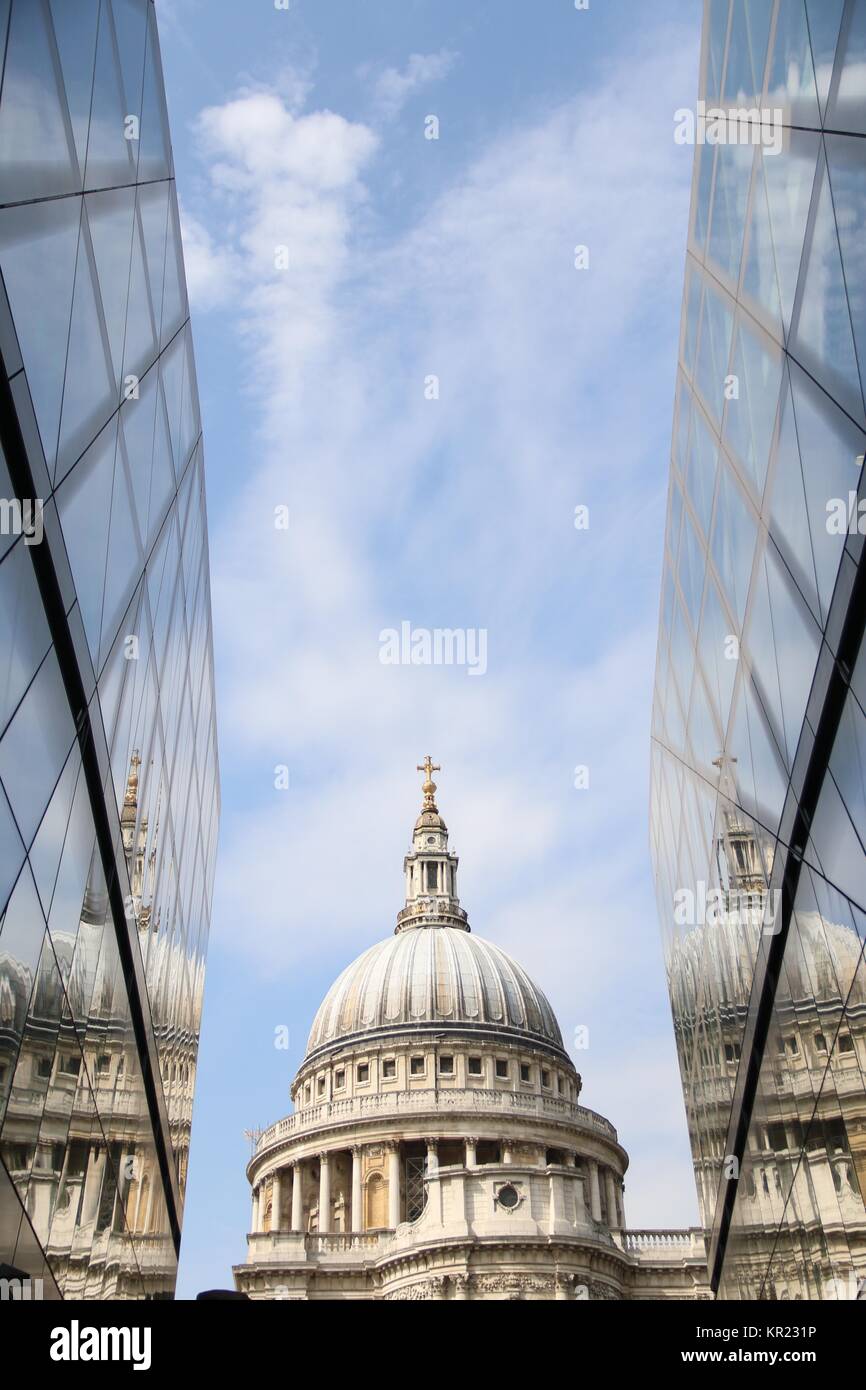 Big red bus bar hi-res stock photography and images - Alamy