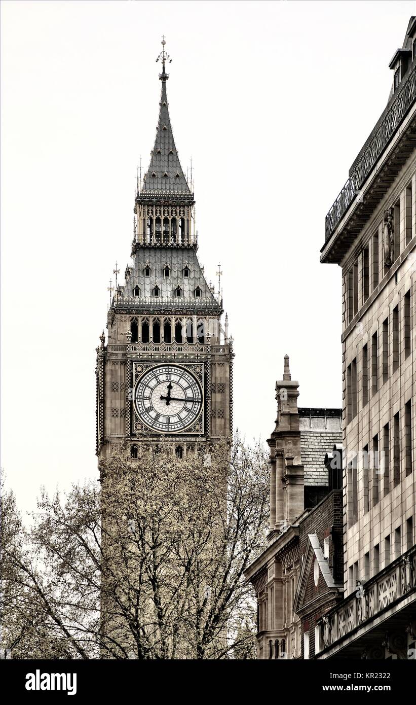 Queen red box buckingham palace hi-res stock photography and images - Alamy