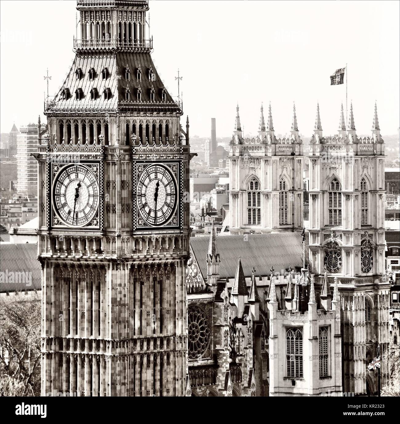 Queen red box buckingham palace hi-res stock photography and images - Alamy