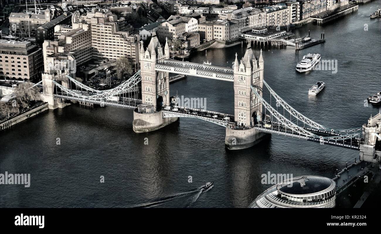 Queen red box buckingham palace hi-res stock photography and images - Alamy