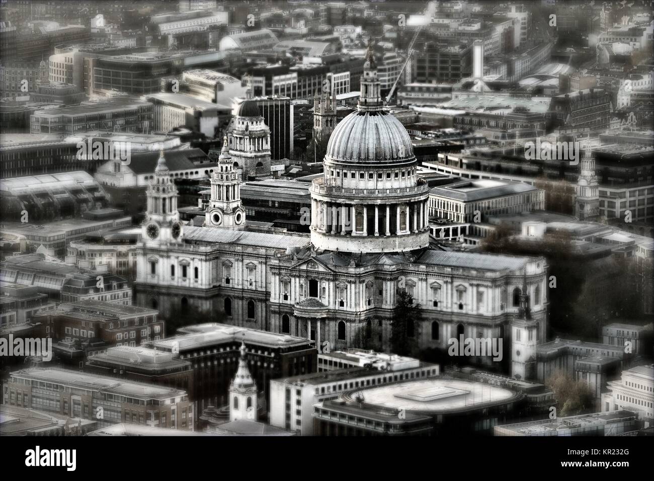 Queen red box buckingham palace hi-res stock photography and images - Alamy