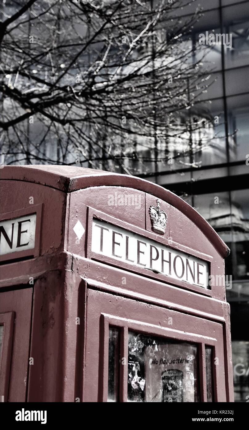 Queen red box buckingham palace hi-res stock photography and images - Alamy
