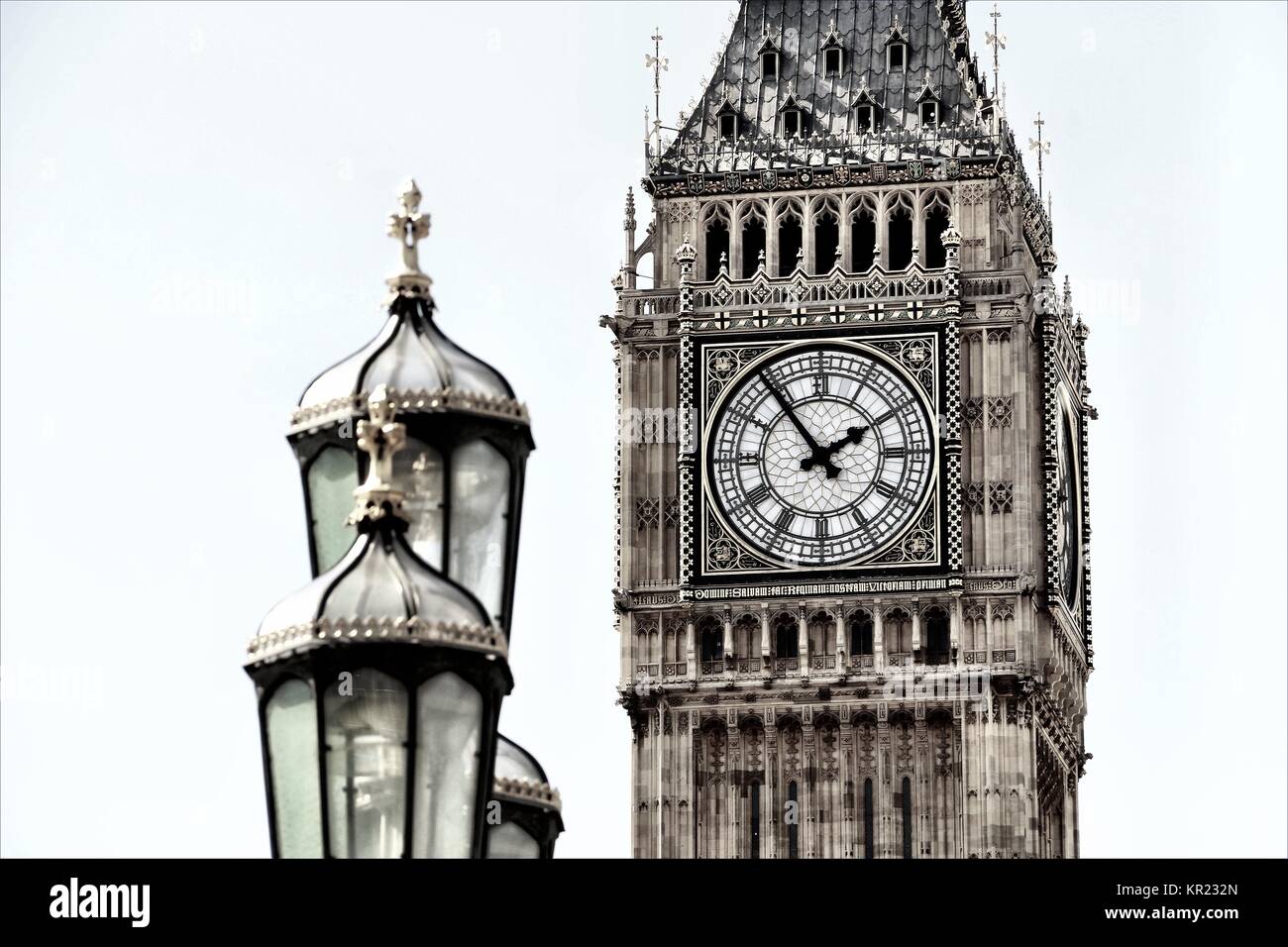 Queen red box buckingham palace hi-res stock photography and images - Alamy