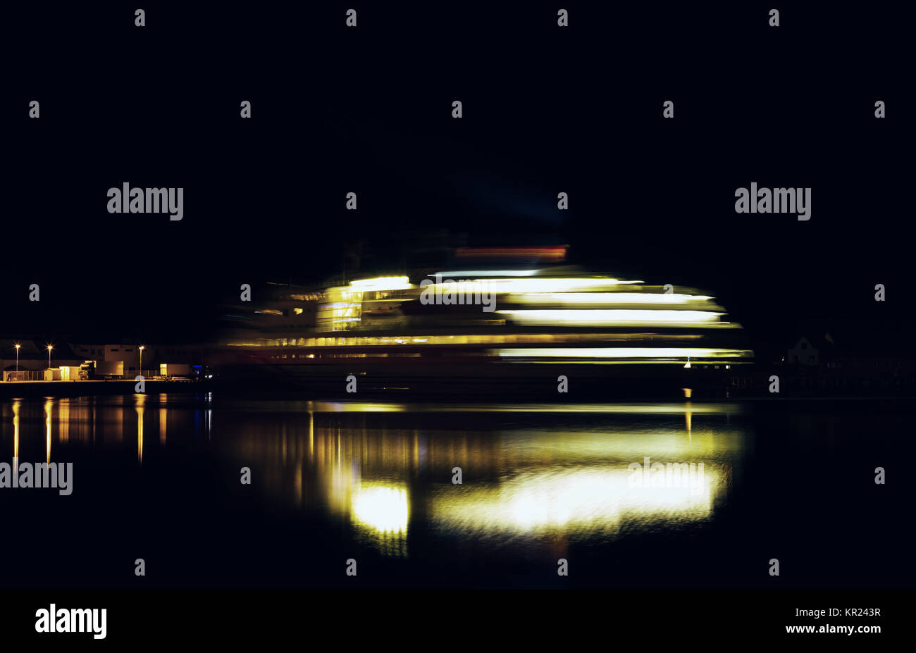 Ship traffic blur hi-res stock photography and images - Alamy