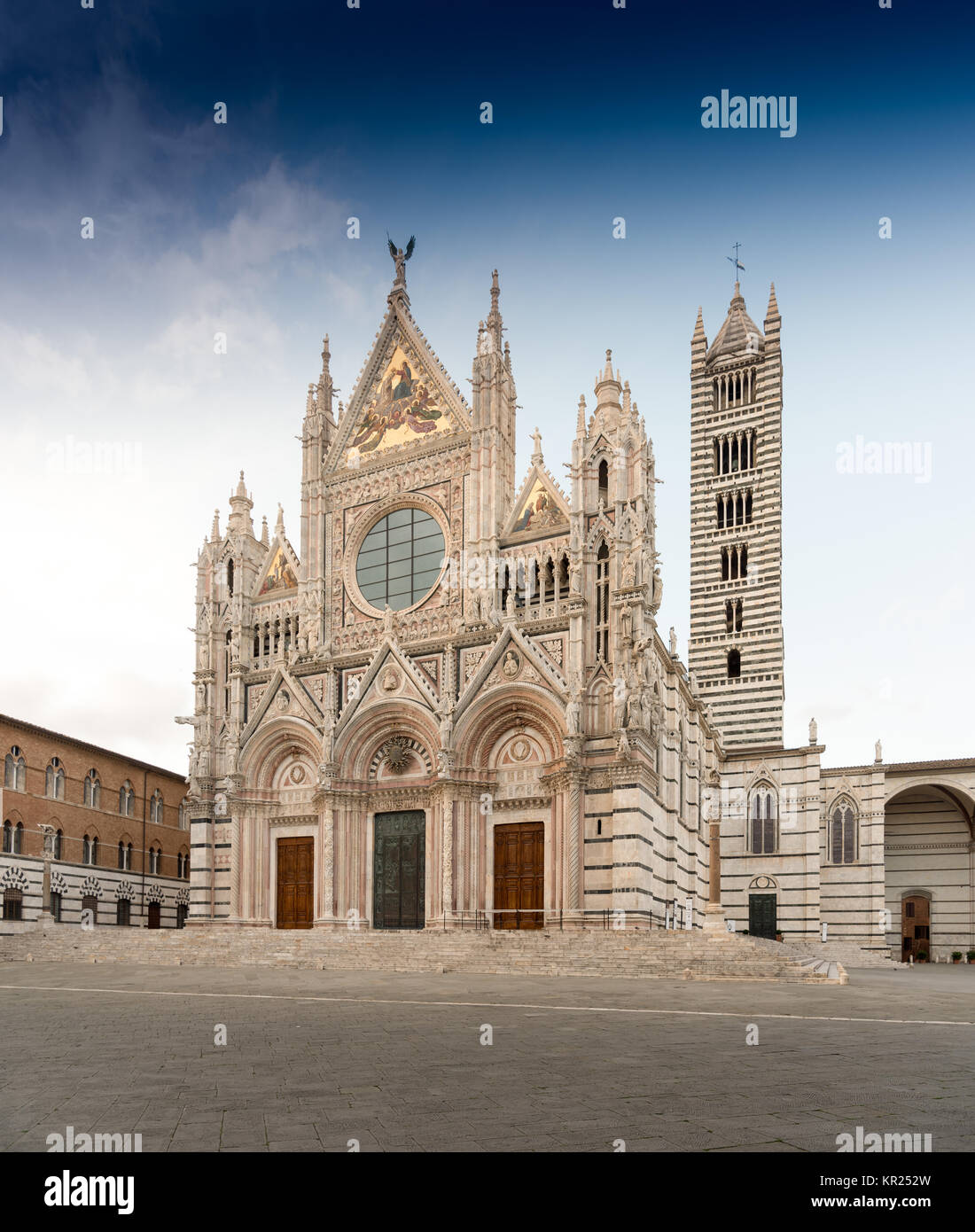 Cattedrale di Santa Maria Assunta, Siena Cathedral in the sunset light ...