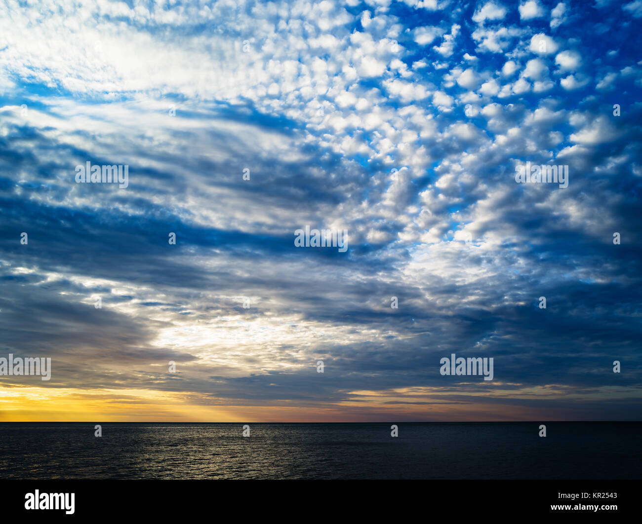 Horizontal vibrant ocean horizon cloudscape background backdrop Stock ...