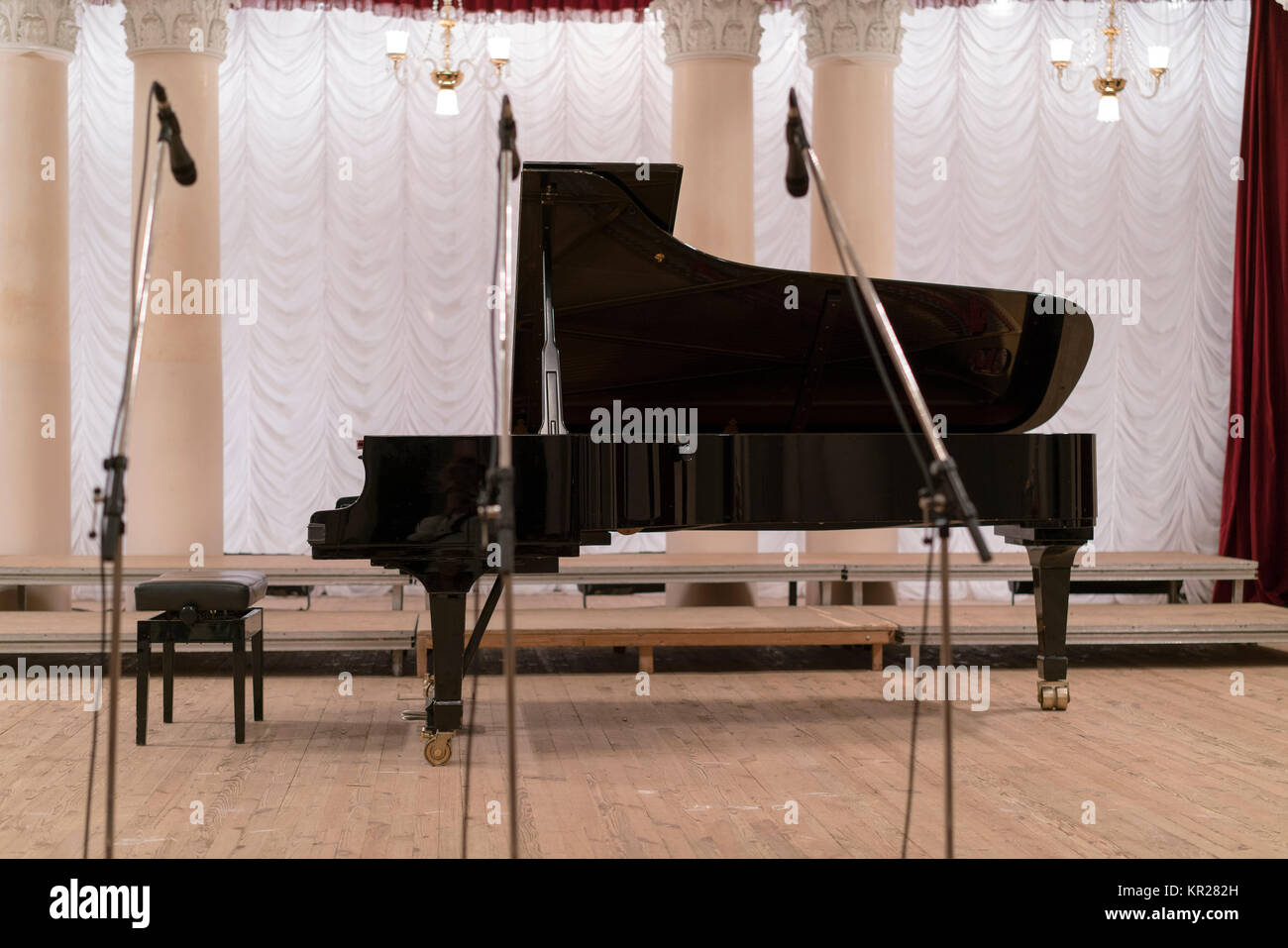 Concert grand piano Stock Photo - Alamy