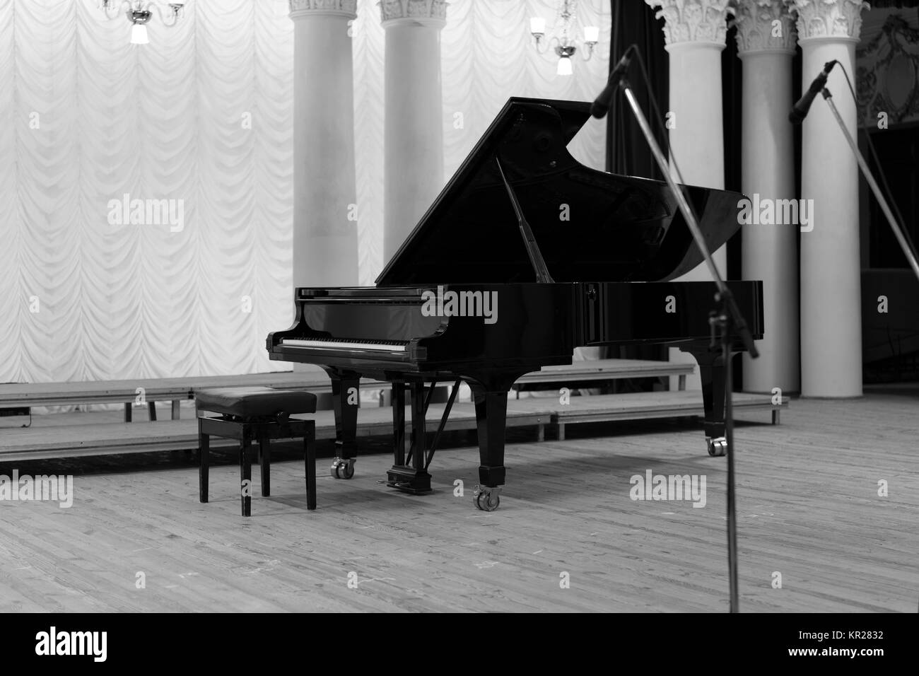 Concert grand piano Stock Photo - Alamy