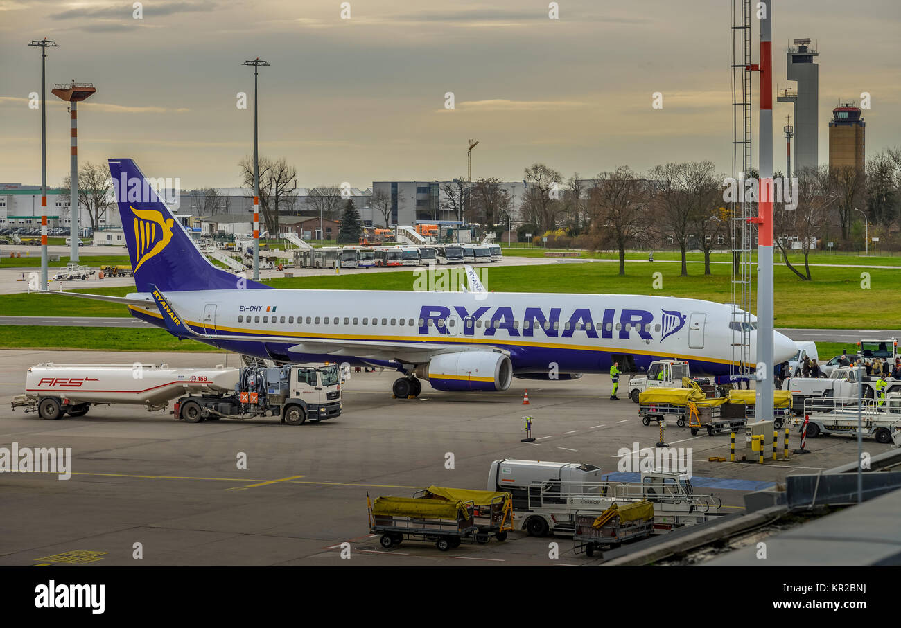 Ryan Air Flugzeug, airport beauty's field, Brandenburg, Germany ...