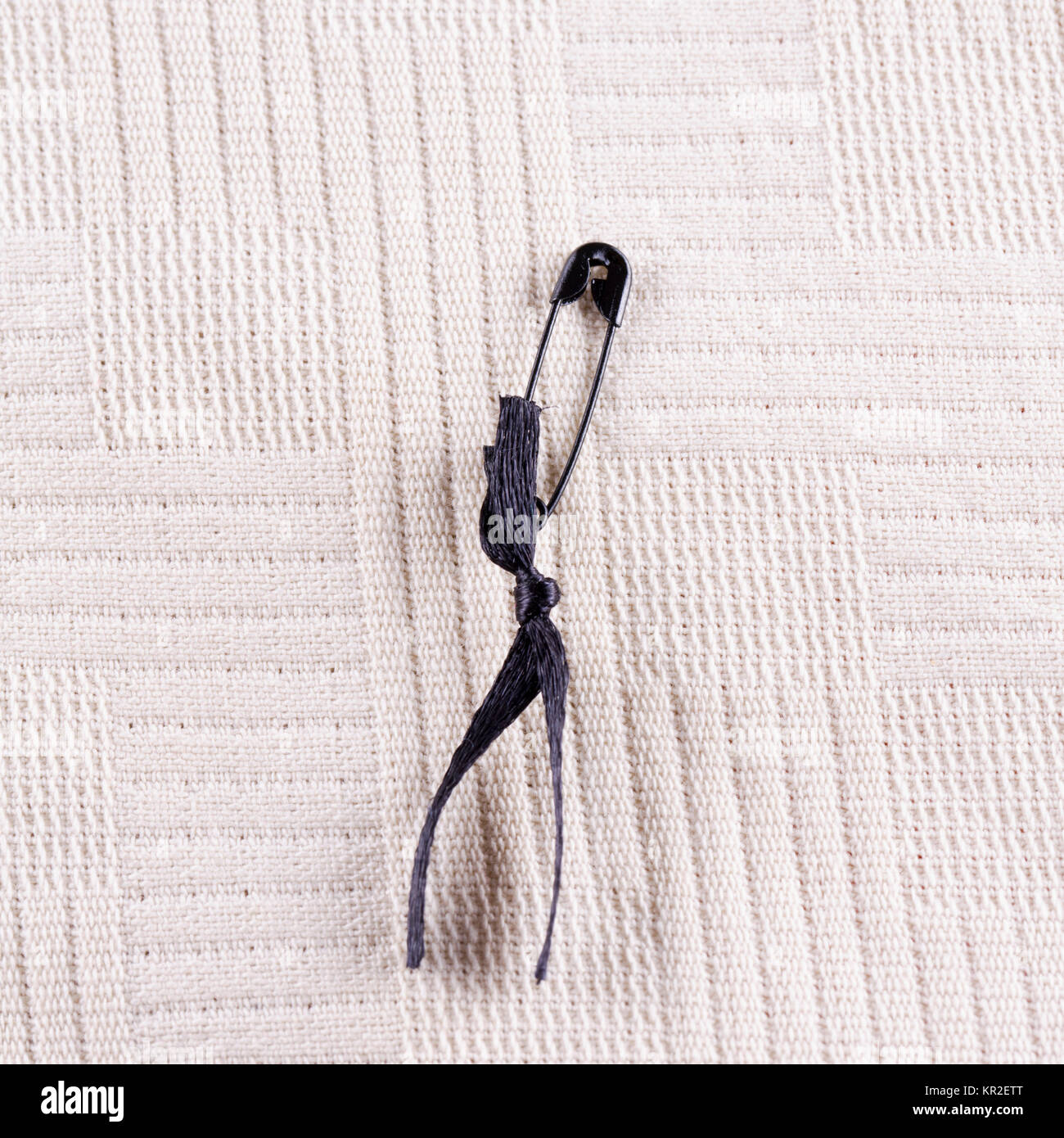 Silver safety pins hi-res stock photography and images - Alamy