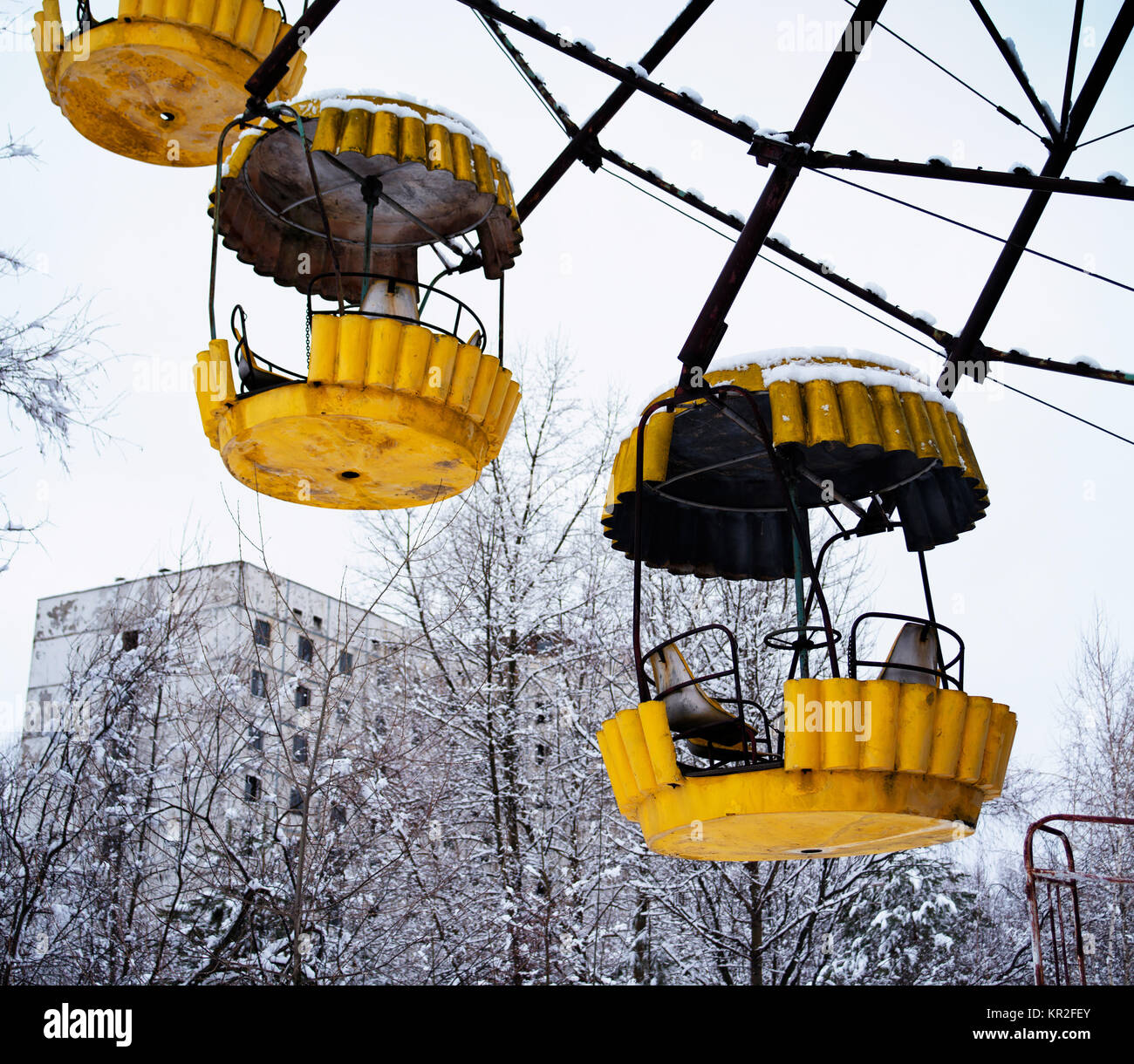 Radiated yellow Ferris wheel Stock Photo - Alamy