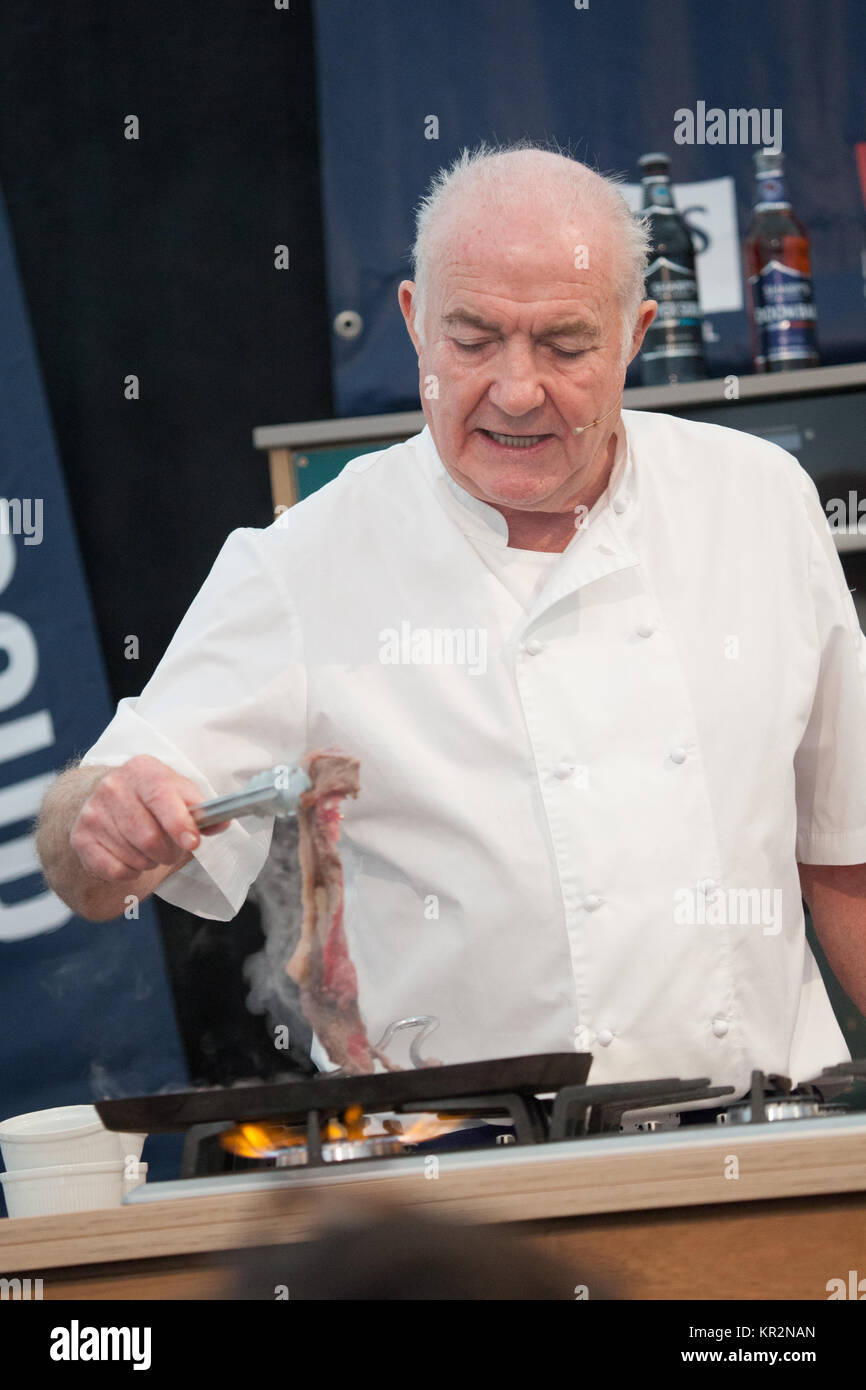 Rick Stein cooking at the Padstow Christmas Festival Stock Photo - Alamy
