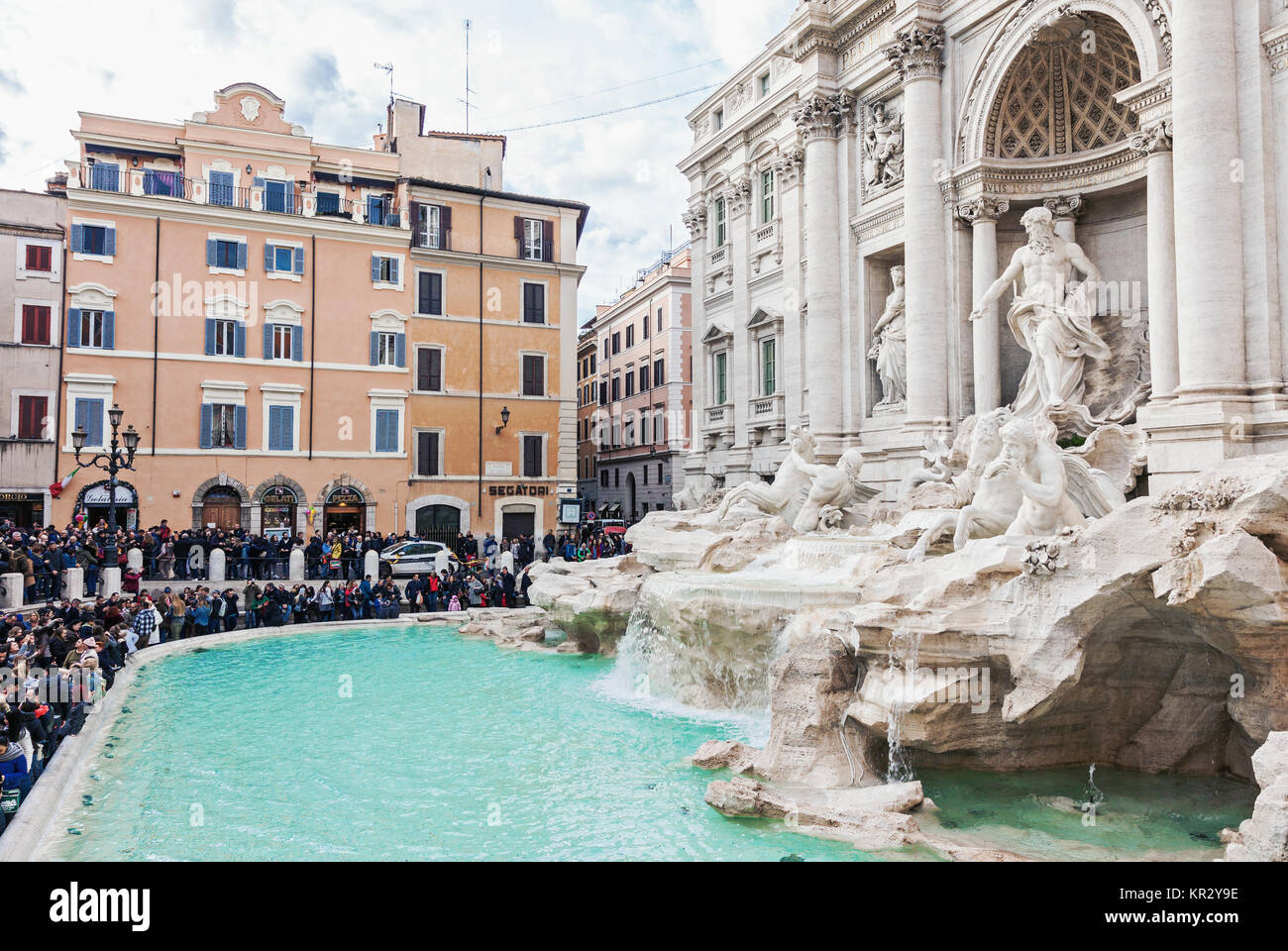 Famous Trevi fountain with tourist crowd in Rome, Italy Stock Photo - Alamy
