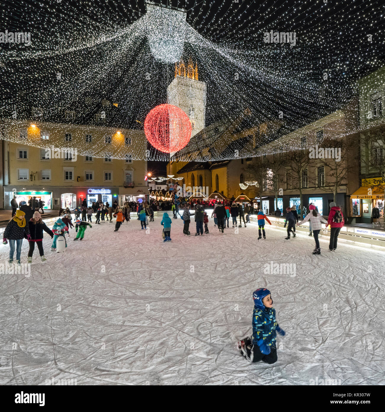 Outdoor ice rink hi-res stock photography and images - Alamy