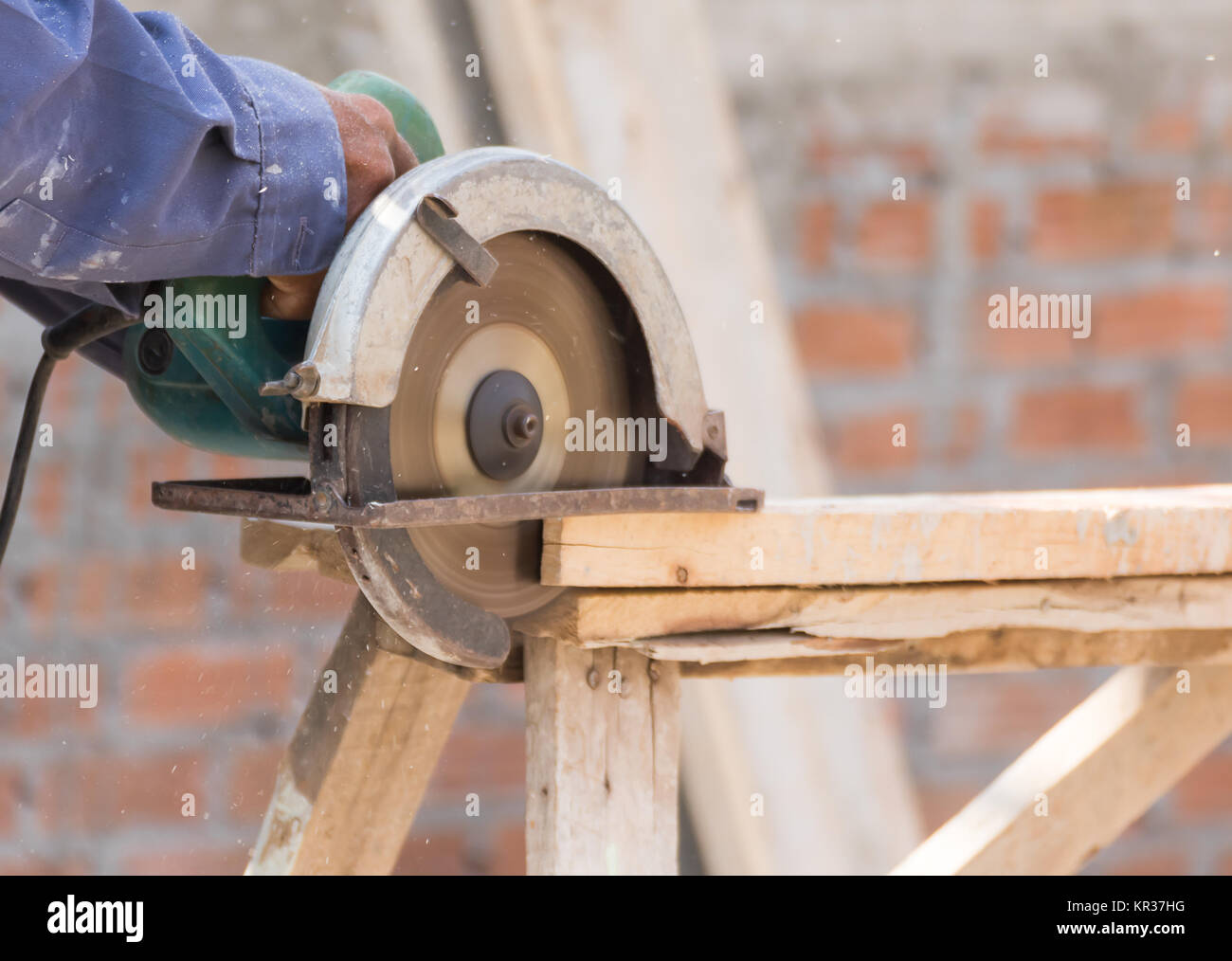 Carpenter using circular saw in loggers Stock Photo - Alamy