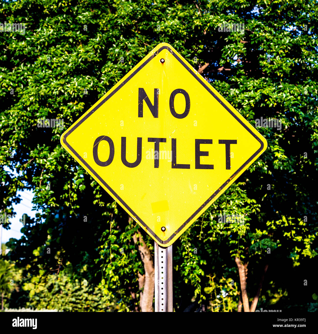 no outlet sign in yellow at the street Stock Photo - Alamy