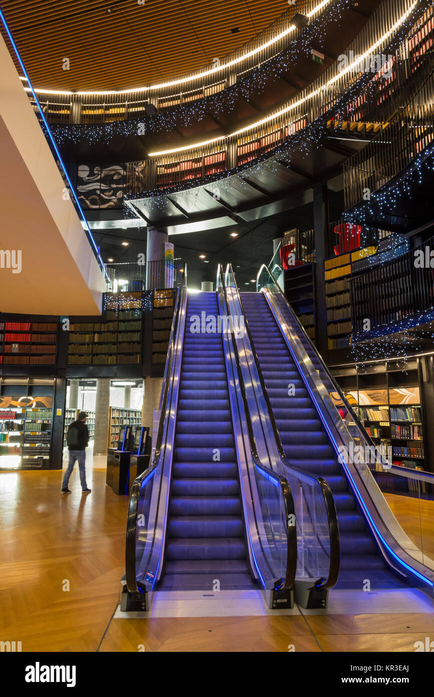 Escalators in the rotunda at the Library of Birmingham building ...