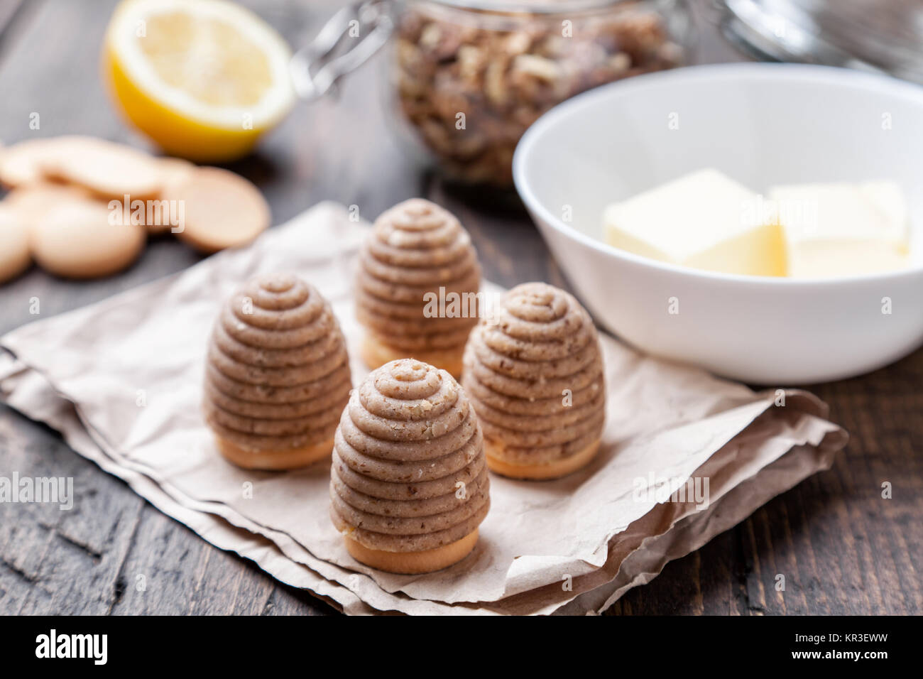 Bee nest cake hi-res stock photography and images - Alamy