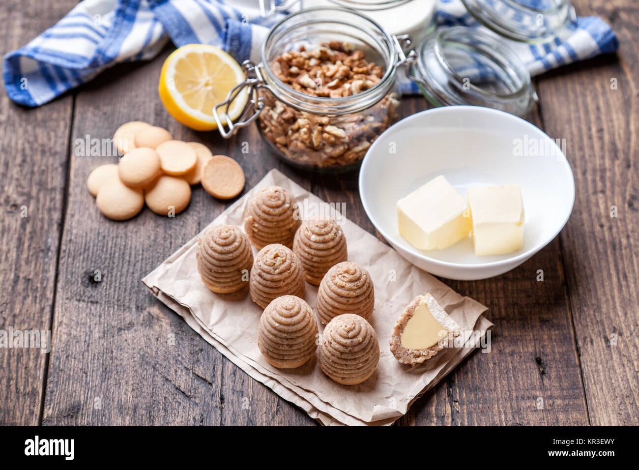 Bee nest cake hi-res stock photography and images - Alamy