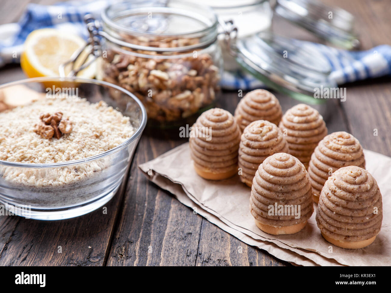 Bee nest cake hi-res stock photography and images - Alamy